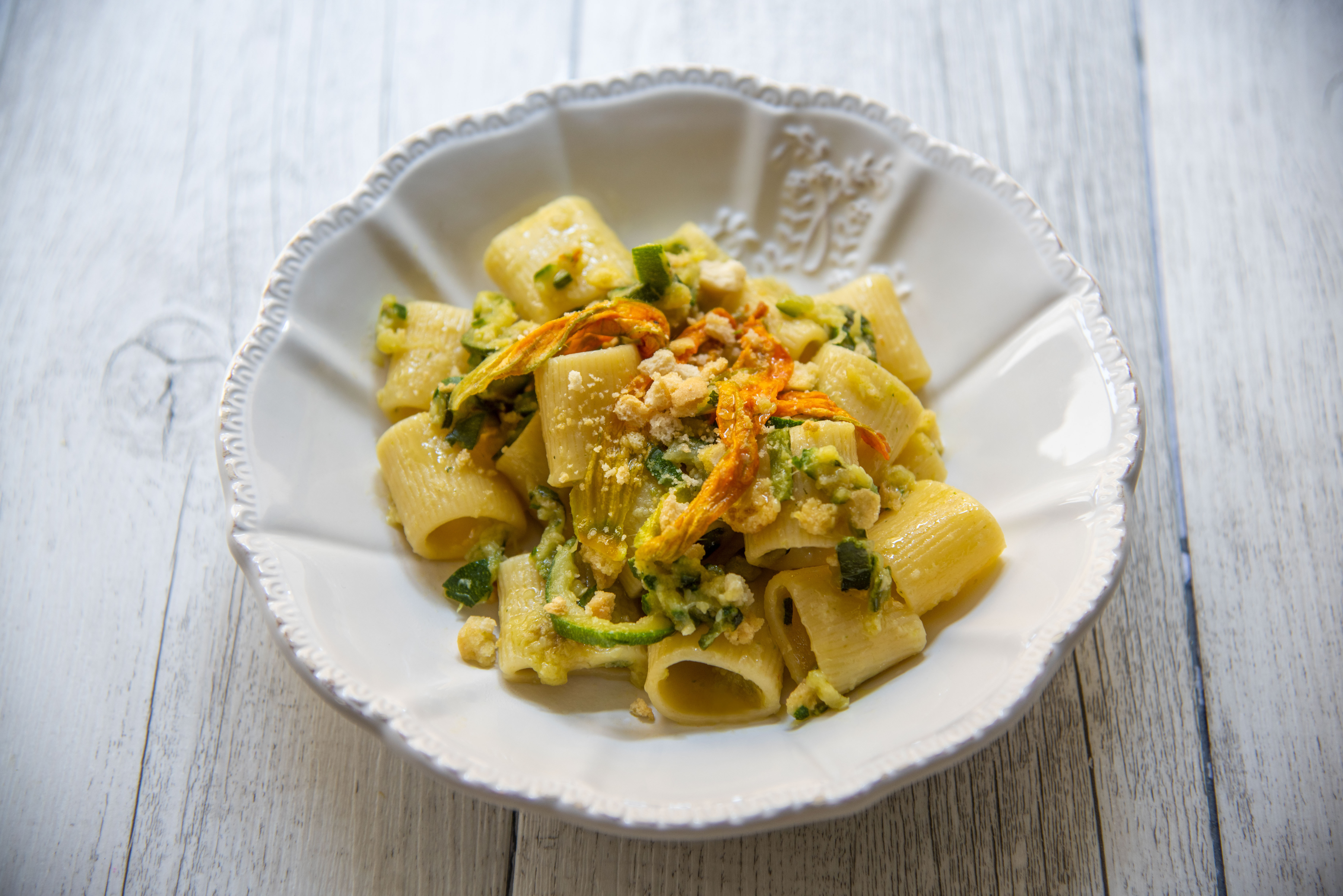 Mezze maniche rigate Antonio Amato con fiori di zucca, zucchine e ...